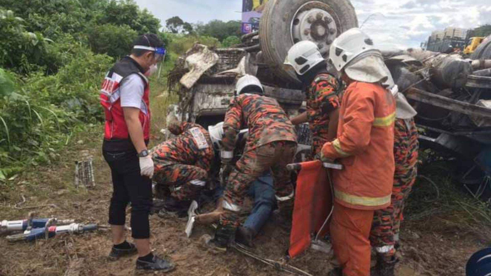 Pemandu treler maut terbabas - SAHIH