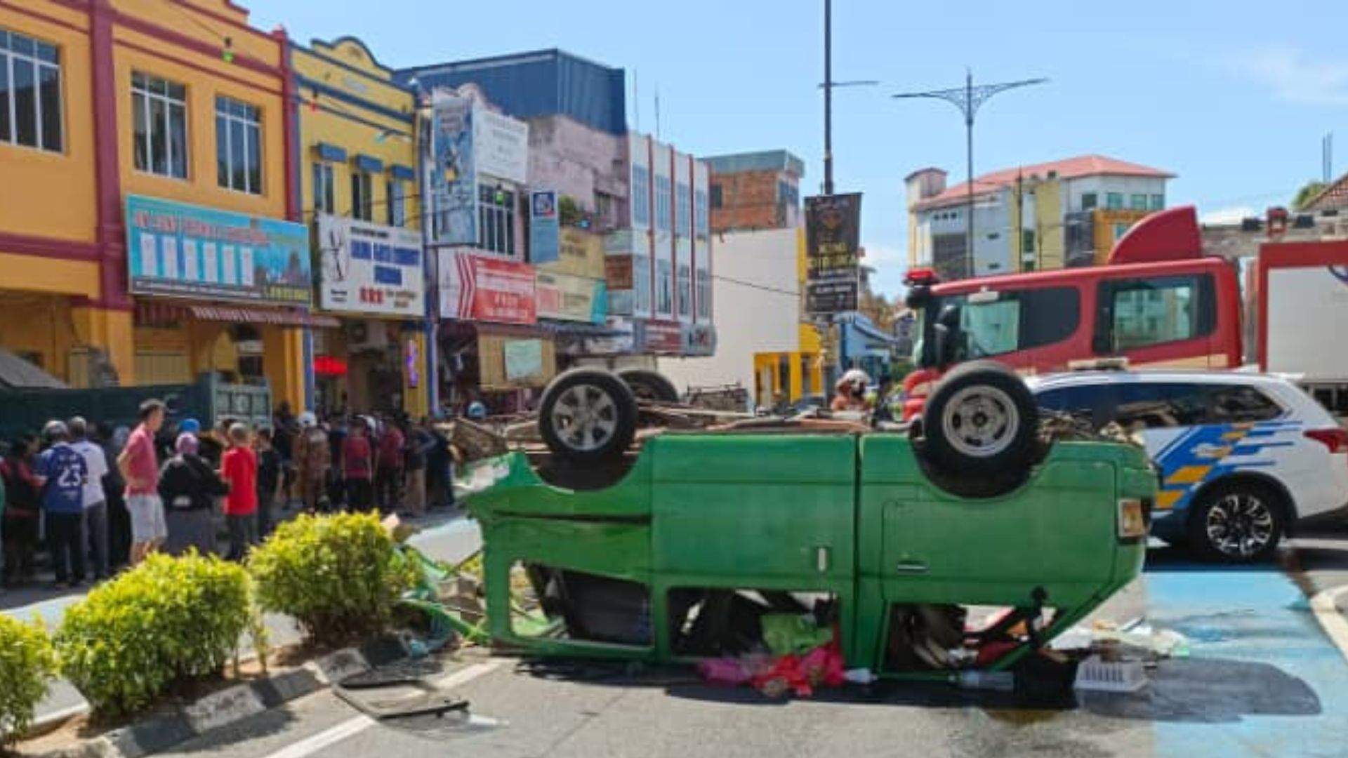 Lori rempuh dua kenderaan dan kedai, pemandu maut - SAHIH