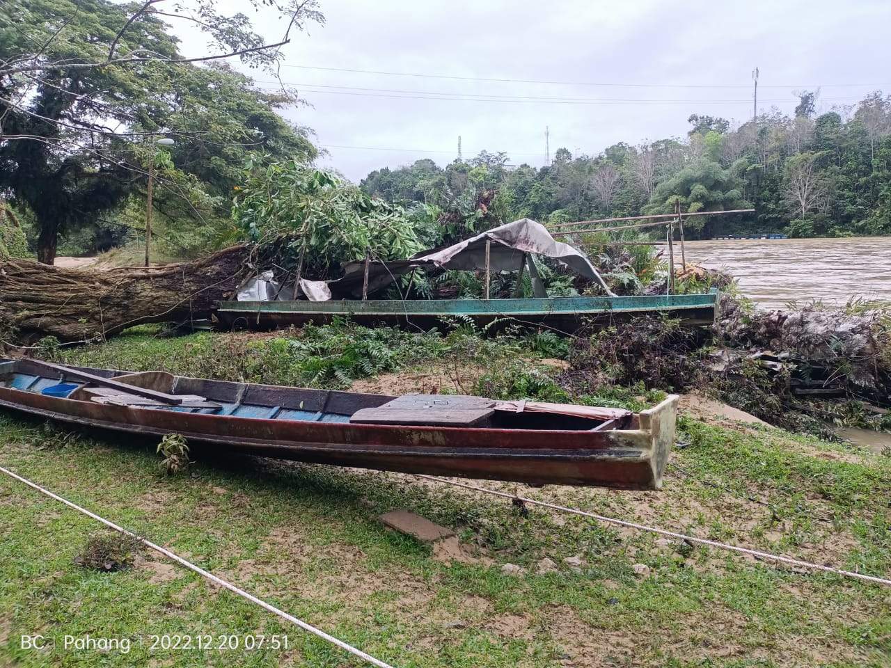 'Pokok jati tumbang hempap rakit, perahu, 2 enjin bot hanyut dibawa ...