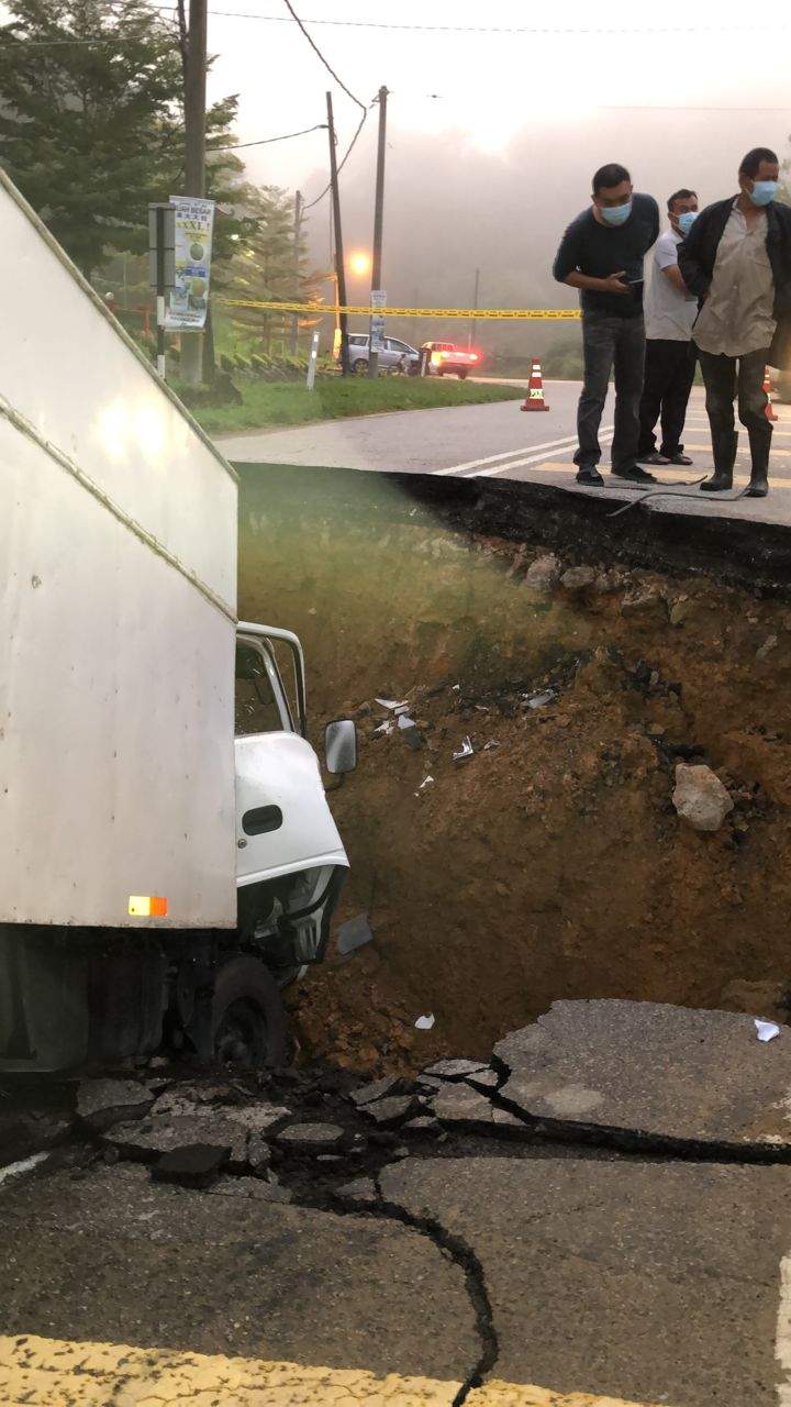 Jambatan dan jalan runtuh di Jalan Tranum, Raub - SAHIH