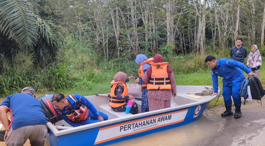 12 orang petugas Ujian Lisan SPM diangkut dengan bot seberang Sungai ...