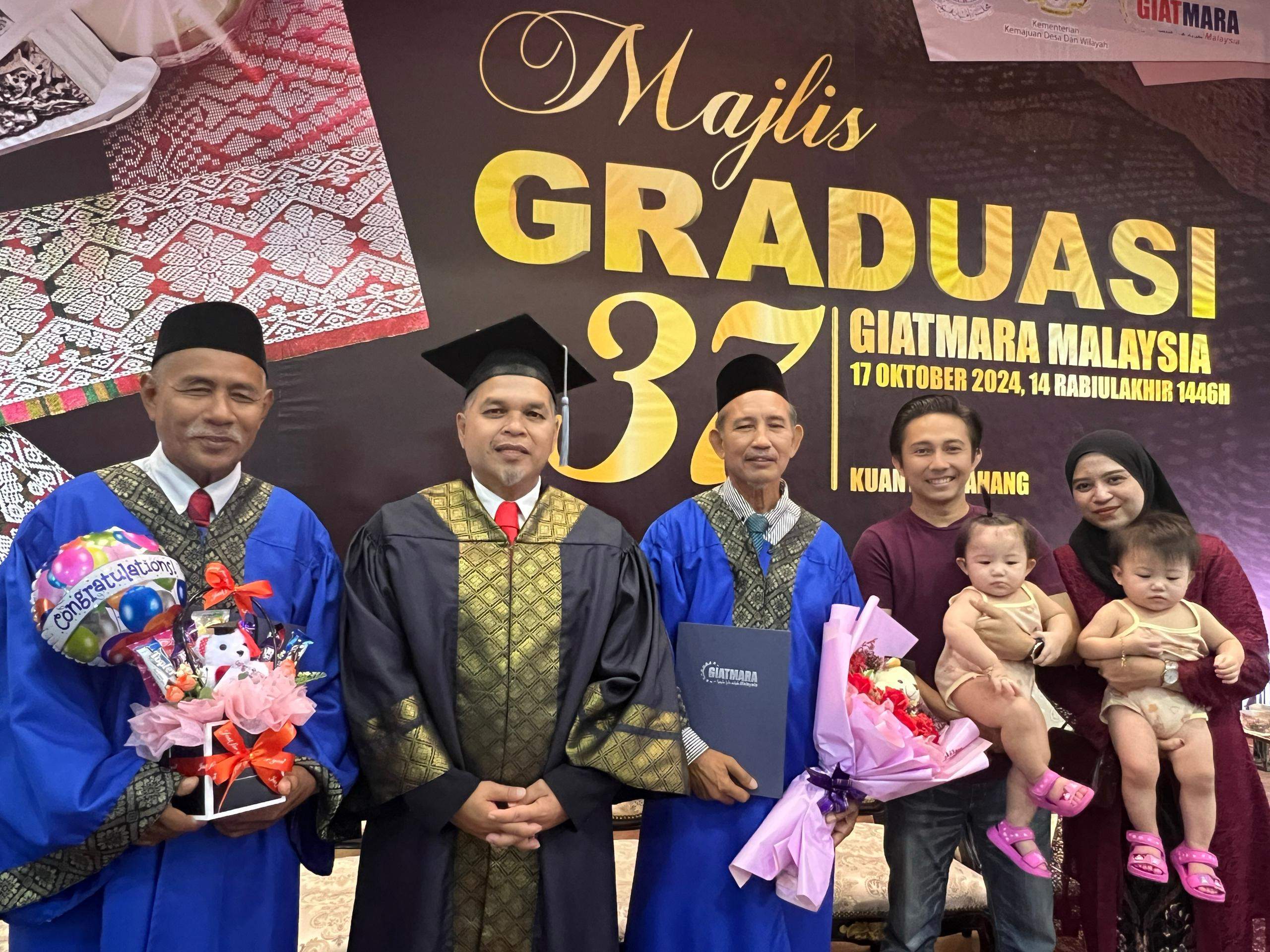 Dua pesara guru terima sijil teknologi automatif di usia emas. - SAHIH