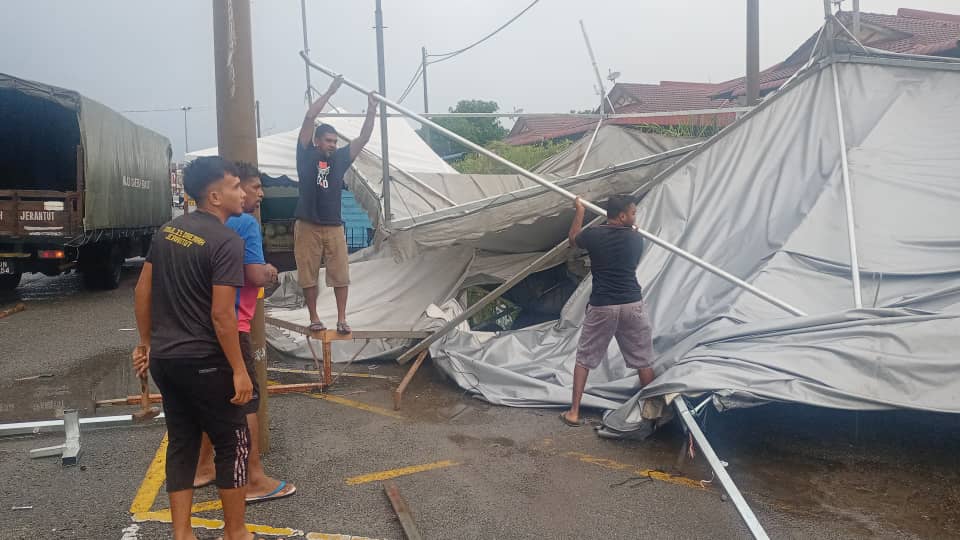 Ribut kuat badai khemah sehingga berterbangan - SAHIH