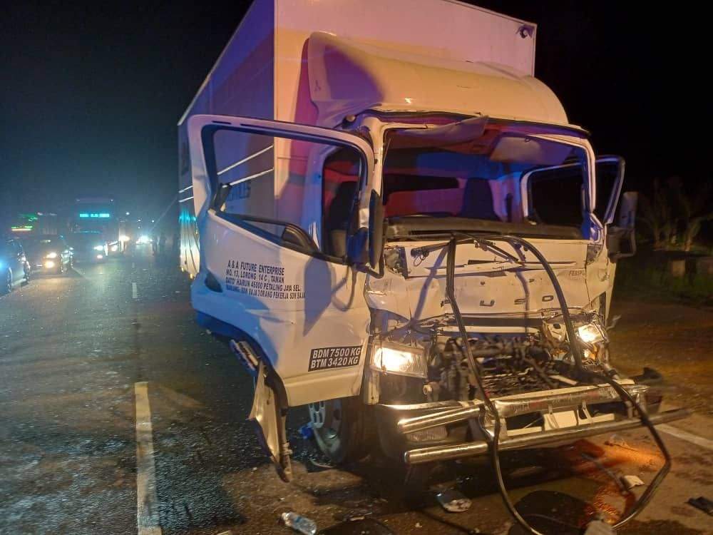 Pemandu lori muatan barangan pos laju tersepit - SAHIH