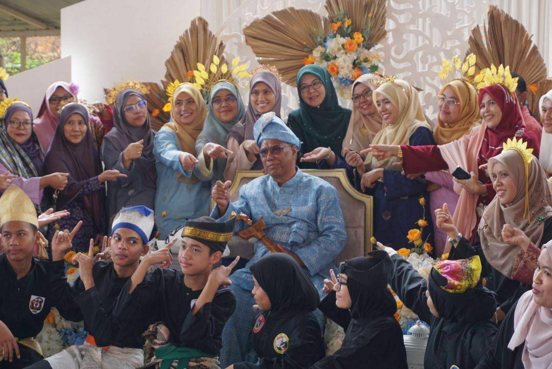 Majlis persaraan Cikgu Roslan bertema Kesultanan Melayu Melaka - SAHIH