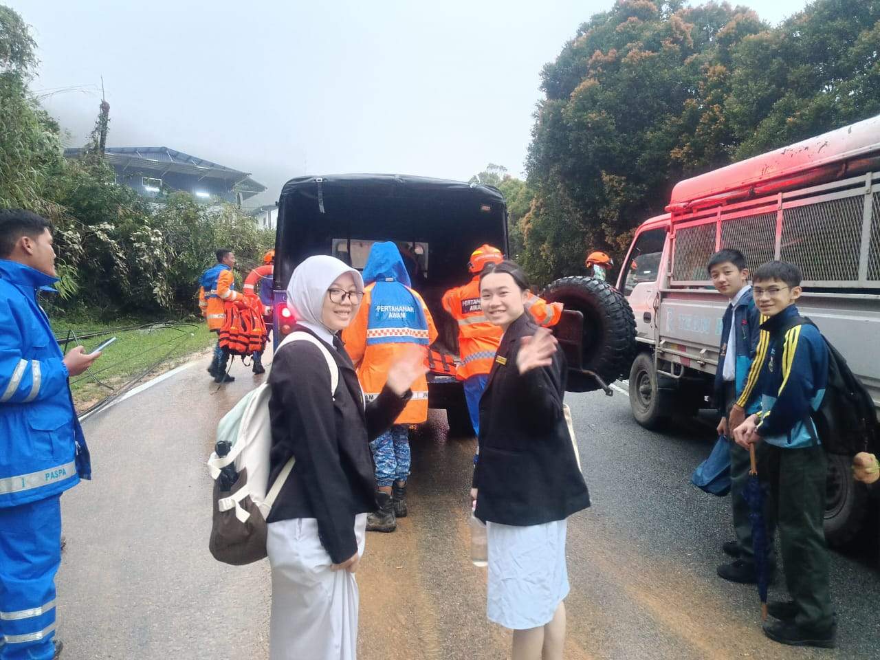 11 calon SPM SMK Kampung Raja naik trak APM ke sekolah - SAHIH